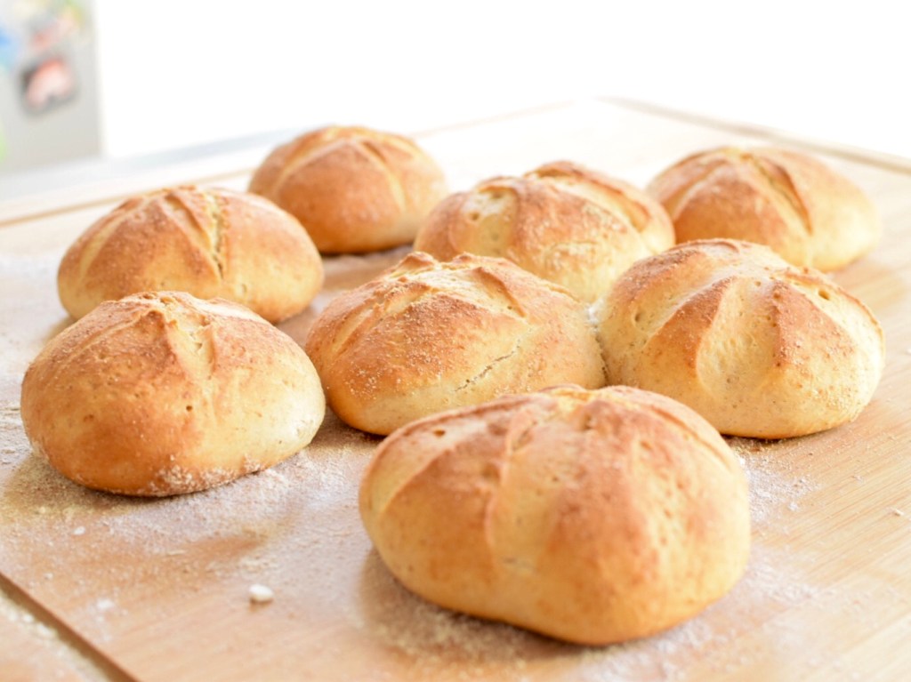 Frische Semmeln fürs Sonntagsfrühstück aus dem Dampfbackofen | Claudia ...